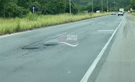 VÍDEO Atenção turistas e moradores de Penha Transbeto está novamente repleta de buracos