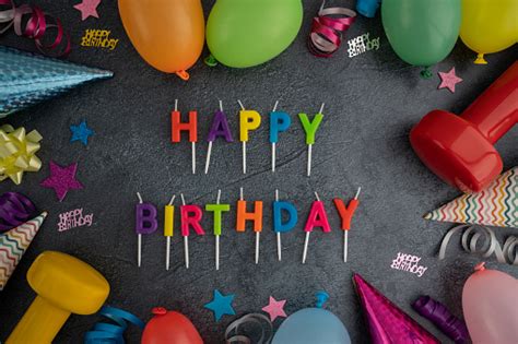 생일 파티 구성 체육관 덤벨 화려한 풍선 장식 및 케이크 양초 생일에 대한 스톡 사진 및 기타 이미지 생일 운동 건강한