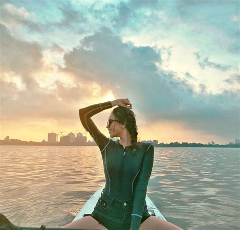 Gái Xinh Khoe ảnh Chèo Thuyền Sup Cực Hot ở Hồ Tây Hà Nội Check In Cùng Hoàng Hôn Nữa Thì