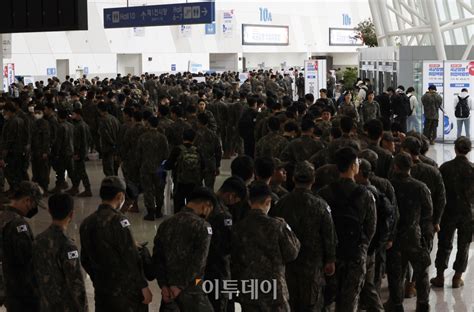 포토 2023국군장병 취업박람회 입장하는 국군장병들 이투데이