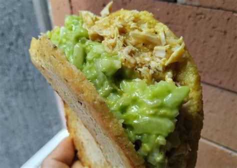 Arepa Rellena De Pollo Con Salsa De Manzana Zanahoria Cebolla Y Crema