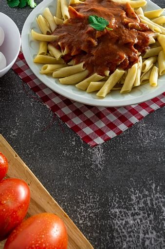 토마토 소스와 함께 어두운 돌 배경에 전형적인 이탈리아 펜 파스타 0명에 대한 스톡 사진 및 기타 이미지 0명 고급 요리