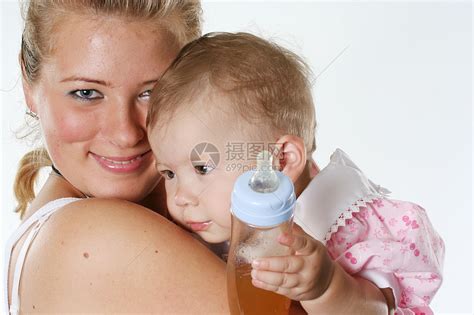 爱爱家庭女儿父母成人乐趣微笑母亲女孩们青春期拥抱孩子高清图片下载 正版图片320093157 摄图网