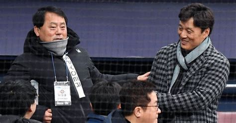 사진 이야기 나누는 이정훈 한화 스카우터 팀장 이승엽