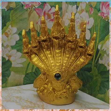 พญานาค 7 เศียร สีทอง ประดับไหลน้ำพี้ องค์เล็ก หน้ากว้าง 4 2 นิ้ว สูง 6 นิ้ว หล่อผสมมงวลสารแร่