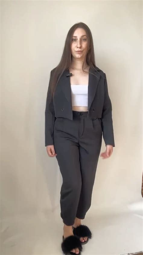 ЖІНОЧИЙ ОДЯГ СВЕТРИ БОДІ КОСТЮМИ СПІДНИЦІ КАРГО ТОПИ Джинси на високій посадці з розрізами