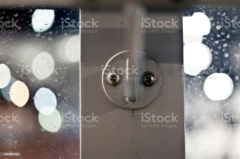비오는 밤에 금속 손잡이의 세부 사항 0명에 대한 스톡 사진 및 기타 이미지 0명 2015년 3월 Istock