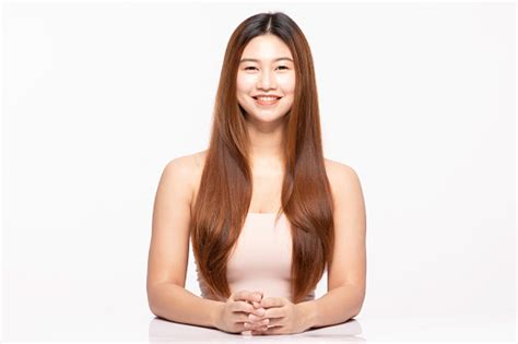 아름다운 매력적인 매력적인 아시아 젊은 여성은 건강한 깨끗하고 신선한 피부 흰색 배경 뷰티 화장품 개념에 고립 된 행복하고 쾌활한 느낌 흰색 치아와 미소 건강관리와 의술에