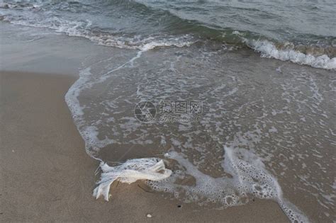 被垃圾污染的海滩高清图片下载 正版图片505801111 摄图网