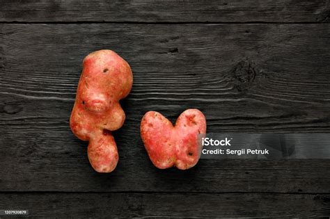 검은 나무 배경에 하트 모양과 문자 모양의 못생긴 감자 야채 또는 음식물 쓰레기 개념 상단보기 클로즈업 개념에 대한 스톡 사진