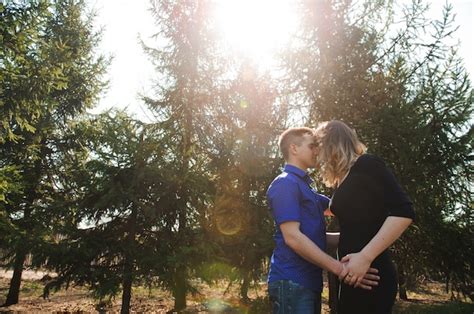 Retrato De Joven Pareja De Enamorados En Un Parque Foto Premium