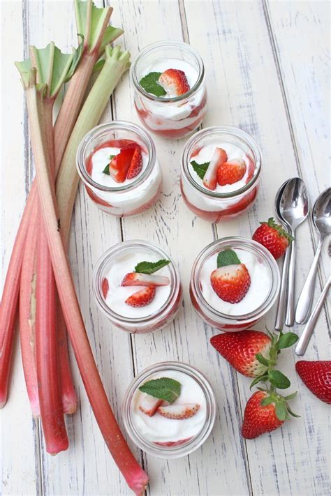 Rhabarber Erdbeer Kompott Mit Skyr Dessert Im Glas