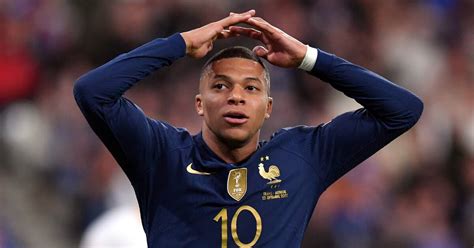Kylian Mbappé provocó a su rival tocando sus genitales luego de una victoria en la Ligue