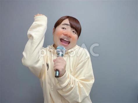 カラオケ ノリノリで歌う 変顔さっちん No 28095237｜写真素材なら「写真ac」無料（フリー）ダウンロードok