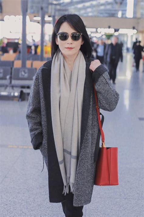 48歲俞飛鴻減掉十年長發，變波波頭短髮搭配大衣，意外減齡又時尚 每日頭條