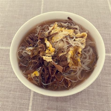 【笋干菜鸡蛋榨面的做法步骤图，怎么做好吃】绿屋子下厨房