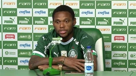 Luiz Adriano recebe a camisa 10 do Palmeiras e aguarda decisão sobre