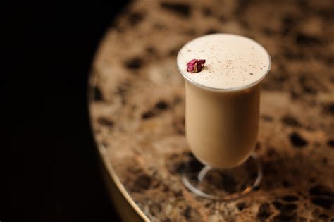 테이블 위에 서 있는 빨간 장미 꽃 봉 오리가 장식 된 유리의 칵테일 위에 보이는 것 0명에 대한 스톡 사진 및 기타 이미지 0명 각얼음 갈색 Istock