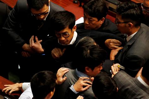 宣誓風波延燒 港立法會2日爆肢體衝突 中國 Newtalk新聞