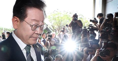이재명 검찰 조사 10시간 반 만에 종료조서 열람 시작