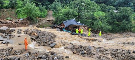 Aumentan a 32 las víctimas mortales por intensas lluvias en Corea del