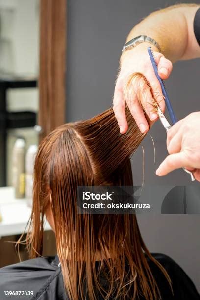 Wanita Memiliki Potongan Rambut Baru Penata Rambut Pria Memotong Rambut
