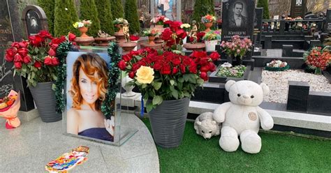 Могилу Жанны Фриске украсили к Новому году Starhit СтарХит