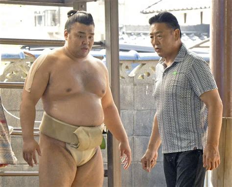 稽古で陸奥親方（右）と話す霧島（左）＝名古屋市の陸奥部屋宿舎 スポニチ Sponichi Annex スポーツ