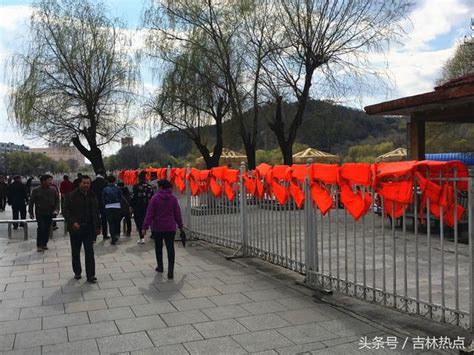 吉林北山公園遊船即將「起航」 工作人員忙著清洗船上救生衣 每日頭條