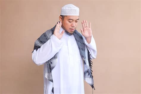 Retrato De Um Homem Muçulmano Asiático Religioso Fazendo Salah