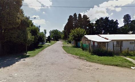Vecinos golpearon desnudaron y ataron a un adolescente acusado de robo para entregárselo a la