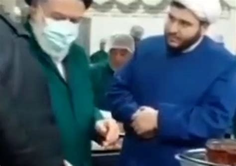 خادمی فرزند ارشد رهبر انقلاب در چایخانه حرم امام رضاع تابناک Tabnak