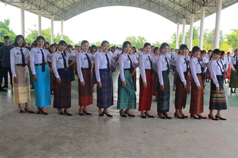 วิทยาลัยการอาชีพบ้านไผ่ แต่งกายด้วยชุดไทยทุกวันศุกร์เพื่อเป็นการสืบสาน