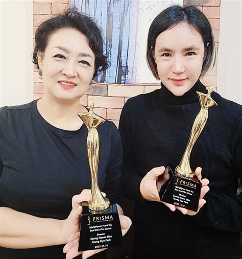 신성훈and박영혜 감독‘로마 프리즈마 영화상 베스트 단편영화상 트로피 인증샷‘한국을 빛낸 스타감독