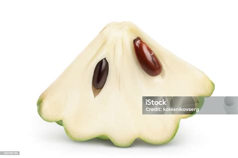 슬라이스 경로와 필드의 전체 깊이와 흰색 배경에 고립 설탕 사과 또는 커스터드 사과 슬라이스 이국적인 열대 아노나 또는 체리모야 과일 0명에 대한 스톡 사진 및 기타 이미지