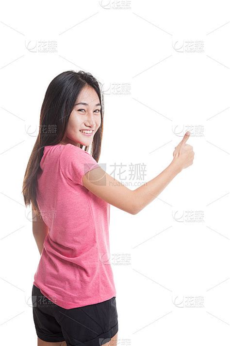年轻的亚洲女子向后竖起大拇指