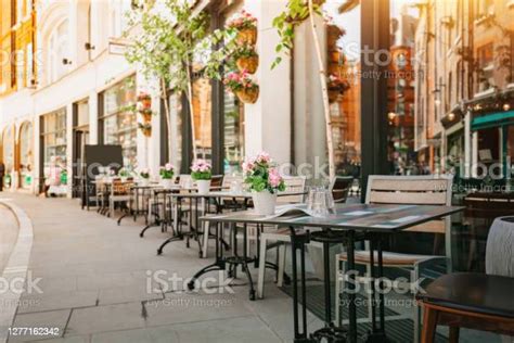 런던 인디와 힙스터 스타일의 테이블과 의자가 있는 빈 커피 및 레스토랑 테라스 런던 잉글랜드에 대한 스톡 사진 및 기타 이미지 런던 잉글랜드 메릴본 생활 방식