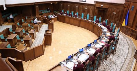 Конституційний суд Звільнено трьох суддів