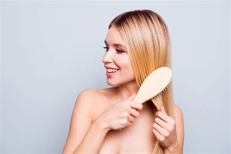 매력적인 표현 행복 레이디를 웃 고 그녀는 사용 하는 빗 그녀의 부드러운 완벽 한 건강 한 머리카락 회색 배경 Copyspace