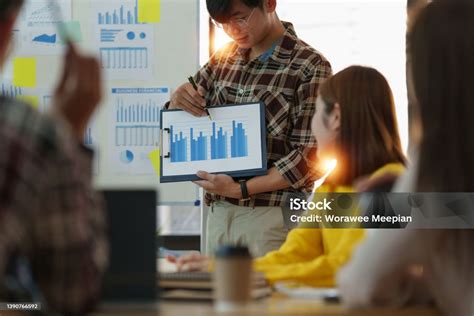 회의실에서 프로젝트에 대한 새로운 아이디어를 논의하고 제공하는 비즈니스 팀 3 명에 대한 스톡 사진 및 기타 이미지 3 명 경영자 계획 Istock