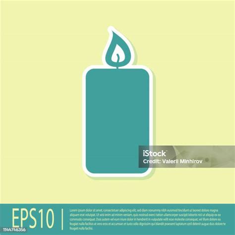 녹색 불타는 촛불 아이콘 노란색 배경에 고립 구식 조명 촛불 불타는 불꽃 원통형 방향족 촛불 스틱 평면 디자인입니다 벡터 일러스트 개념에 대한 스톡 벡터 아트 및 기타