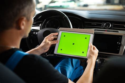 인식 할 수없는 차량 서비스 관리자 작업자 점검 및 유지 보수로 작업장에서 엔진 자동차를 수리합니다 녹색 화면 모형 크로마 키가