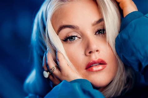 10 Minutes With Singer Aimée