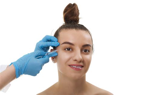 아름 다운 젊은 여자 미소 얼굴과 장갑에 주사기 만들기 주입 사람 화장품 성형외과 미용 컨셉 건강관리와 의술에 대한 스톡 사진