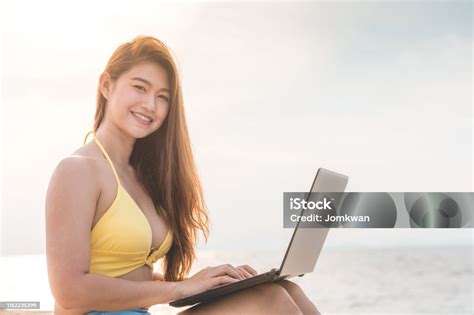 귀여운 아시아 여자 열 대 섬 해변에서 컴퓨터 노트북과 함께 일 하는 석양 느낌 너무 행복 하 고 편안 하 게 여름 방학 및 프리랜서 개념 개념에 대한 스톡 사진 및 기타