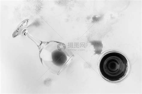 一杯红酒和一个翻倒的玻璃杯高清图片下载 正版图片503985963 摄图网