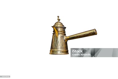 측면에 손잡이가있는 빈티지 구리 장식 주전자 클리핑 경로가있는 흰색 배경에 고립 되어 있습니다 0명에 대한 스톡 사진 및 기타 이미지 Istock