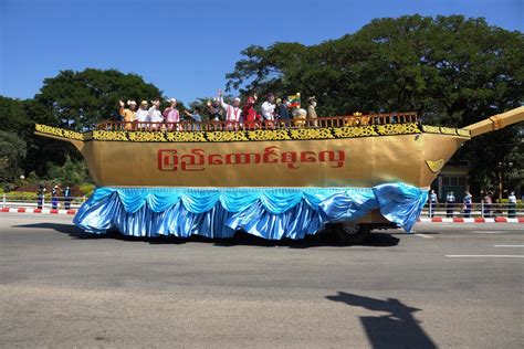 ပြည်ထောင်စုအလံတော် သယ်ဆောင်လာရာ ဇမ္ဗူသီရိမြို့နယ်တွင် ပြည်သူများ သောင်းသောင်း ဖြဖြကြိုဆို