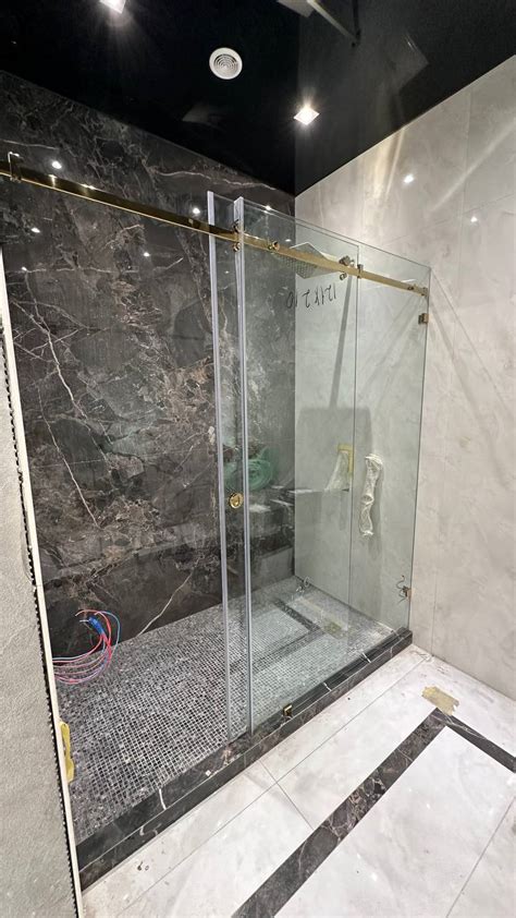 Современные раздвижные душевые перегородки: вдохновляющие фото работ и ...