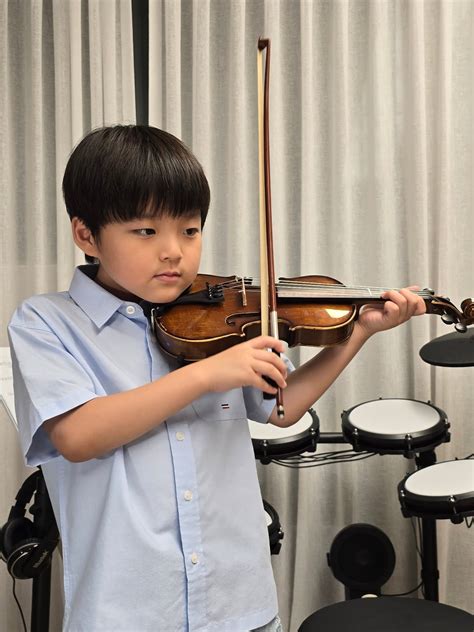 아역배우 하윤 맘 취미부자 바이올린 우와~~방학이다 윤이의 첫번째 여름방학이 내일부터 시작이에요 학교에서 처음 잡은 바이올린 한학기 동안 열심히 배워왔네요 ㅋㅋ